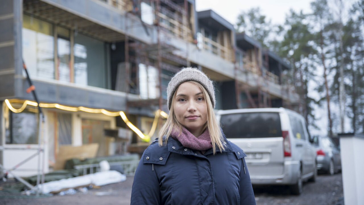 Rakennusliike kaatui konkurssiin, ja nyt Ronja Rosman joutuu itse rakennuttamaan kotinsa ...