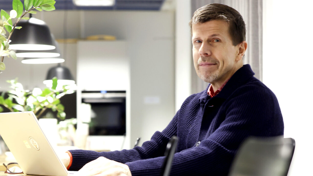 Ei johtajatitteleitä, ei johtoryhmää, ei isoja palavereja ...