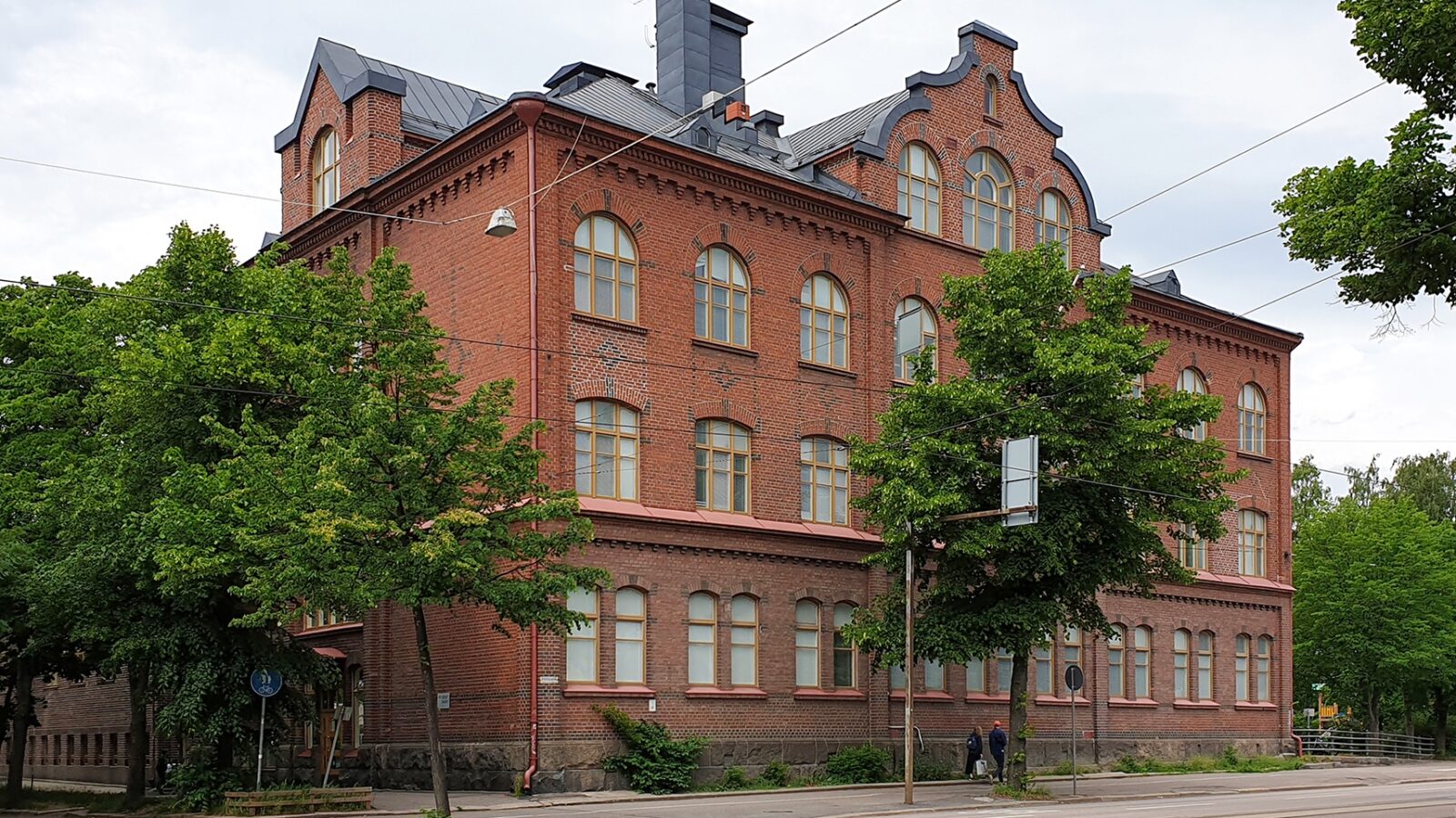 Historiallinen Vallilan ala-asteen koulu myydään Hemsölle – Kiinteistö vaatii laajan ...