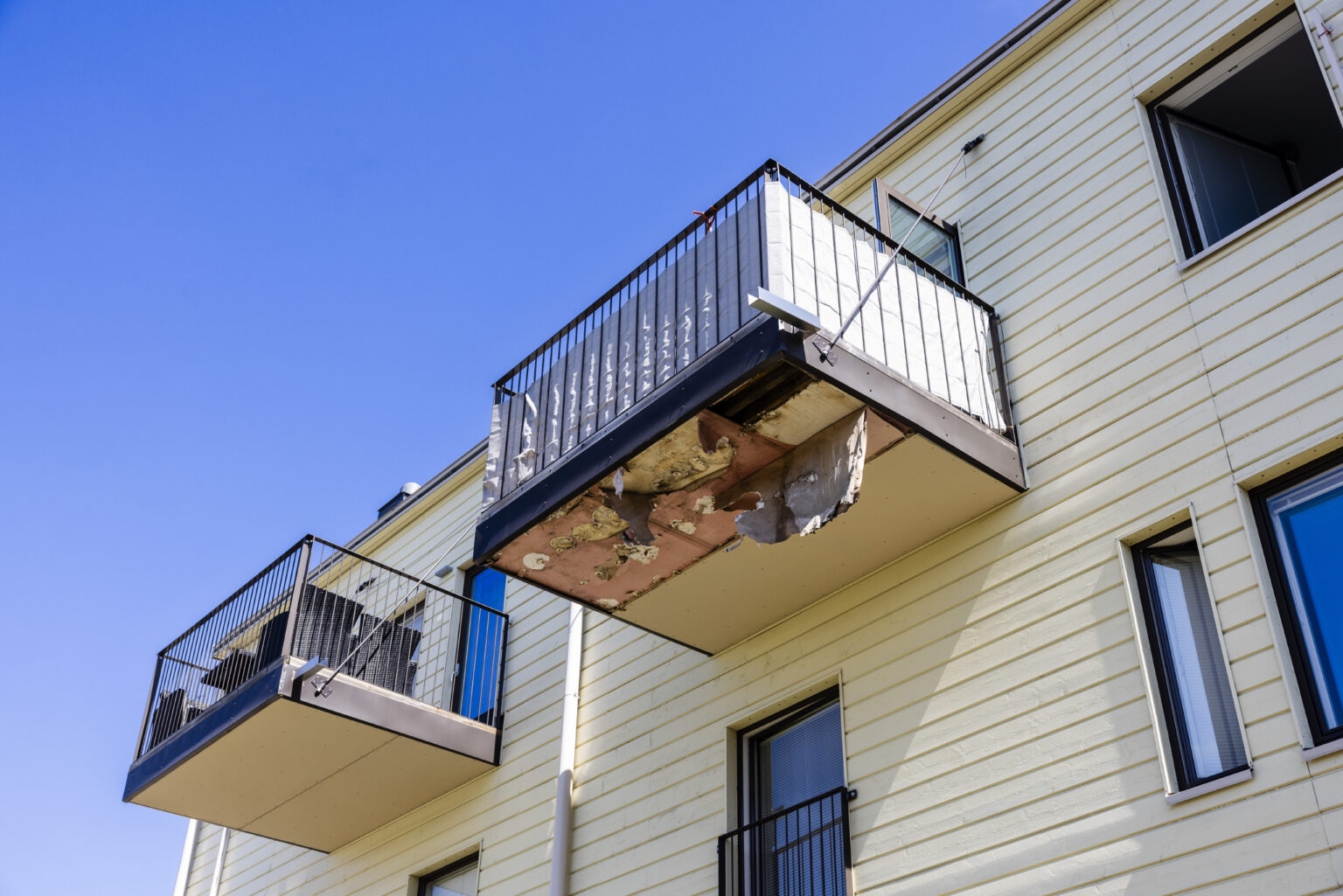 Turun parveke­turmien syy ei täysin auennut: Kaikki talon parvekkeet ...